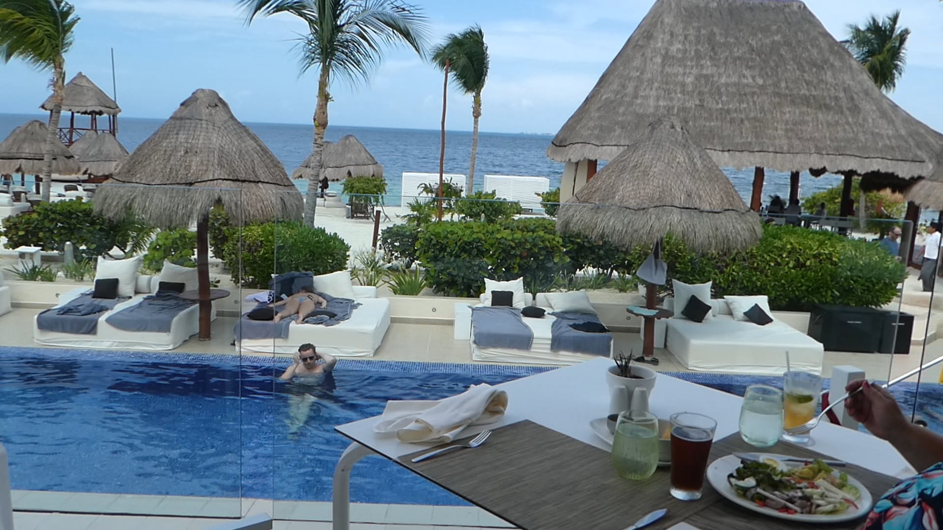 The arrival. Isla Grill for lunch. on Vimeo