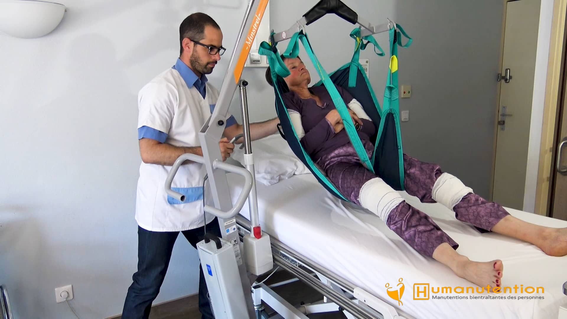 Transfert lit fauteuil d'un patient invalide avec un lève-personne on Vimeo