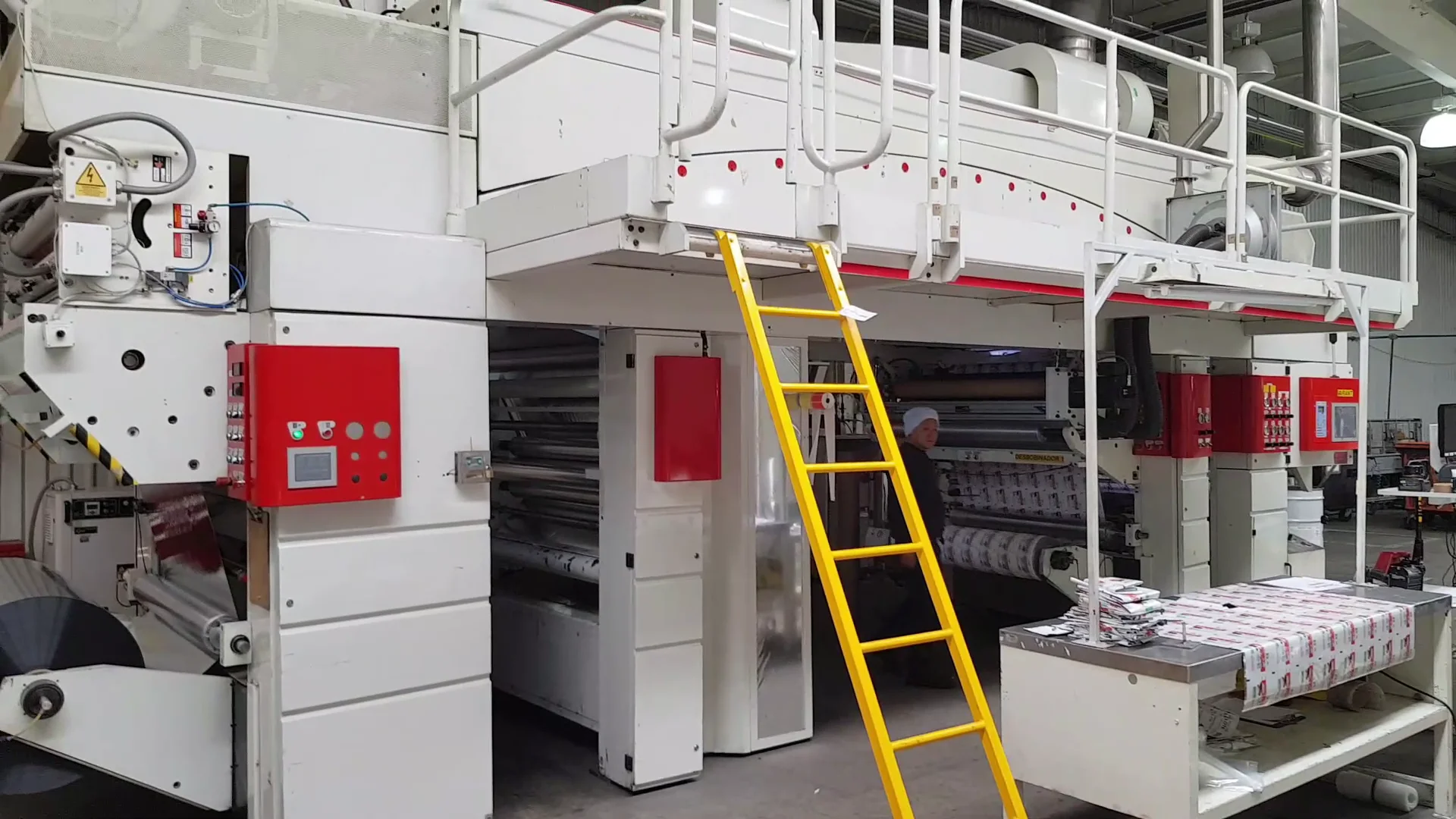 Acom solventbased laminator - L18010 on Vimeo