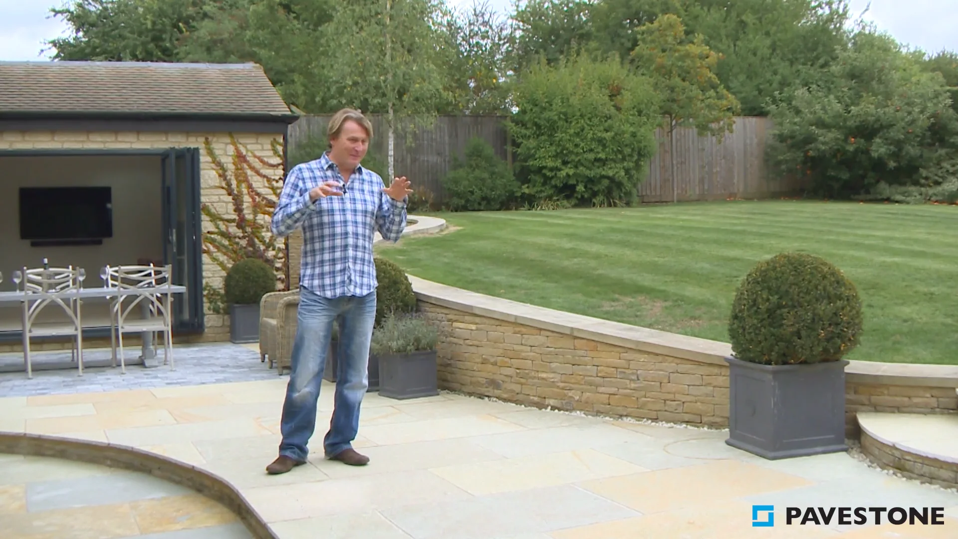 Pavestone - Pavestone Abbey Limestone & Burford Walling on Vimeo