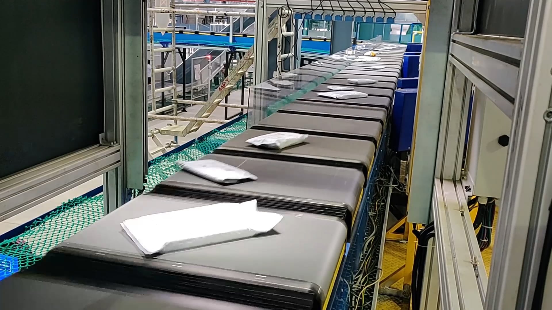 Cross Belt Sorter (LOOP) - Falcon Autotech on Vimeo