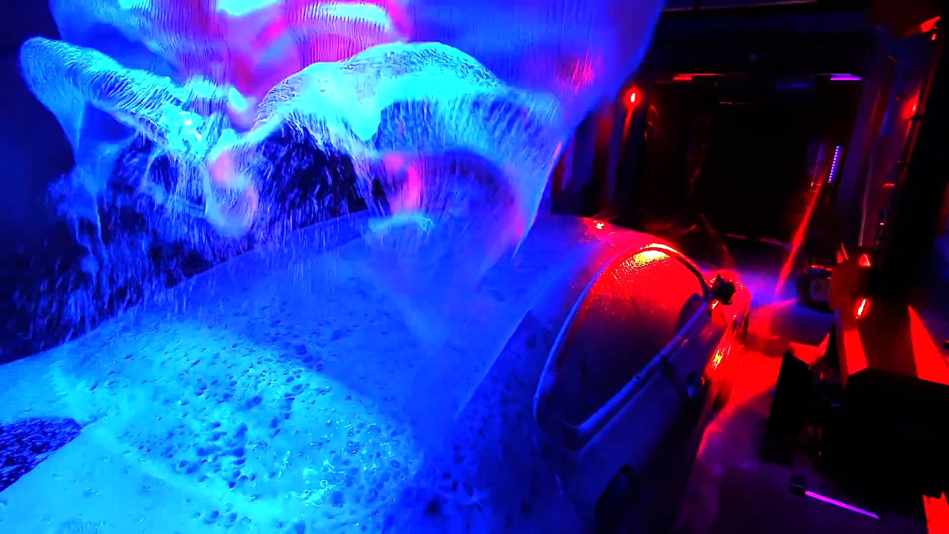 WashTec FoamSensation - Waschstrasse mit Show-Effekt (ITALIAN) on Vimeo