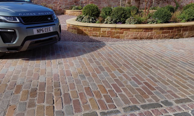 Pavestone - Pavestone Limestone Abbey Paving with Silver Pavesett Block ...