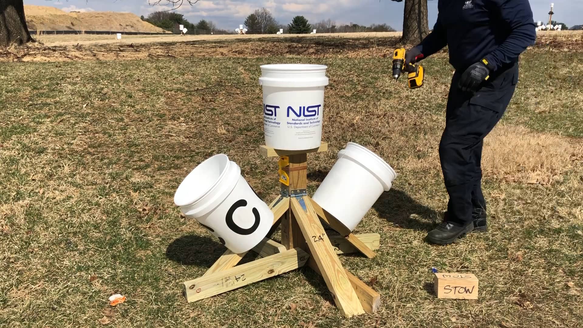 Stow a 2ft Bucket Leveling Stand for Flat Terrain. NIST-ASTM-NFPA Test ...