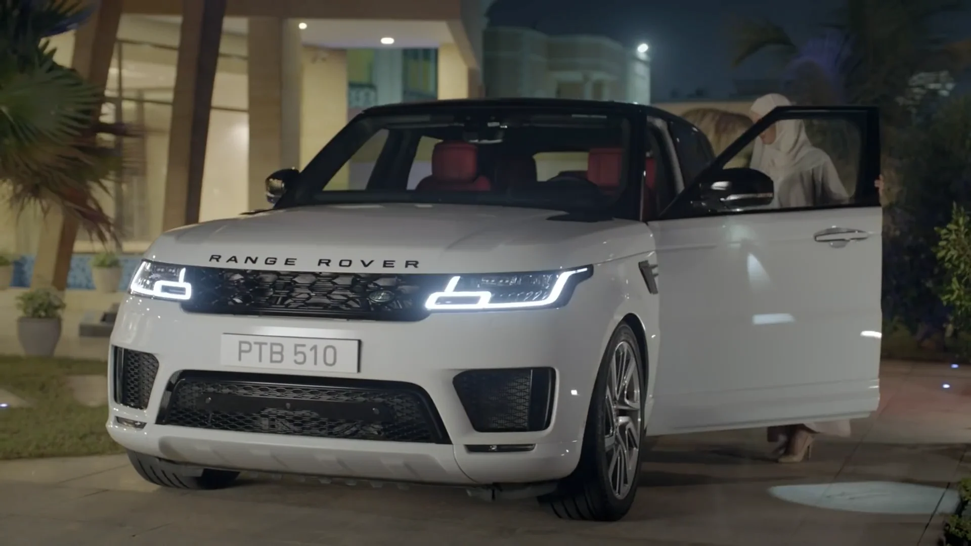 RANGE ROVER SPORT_Powered Gesture Tailgate on Vimeo