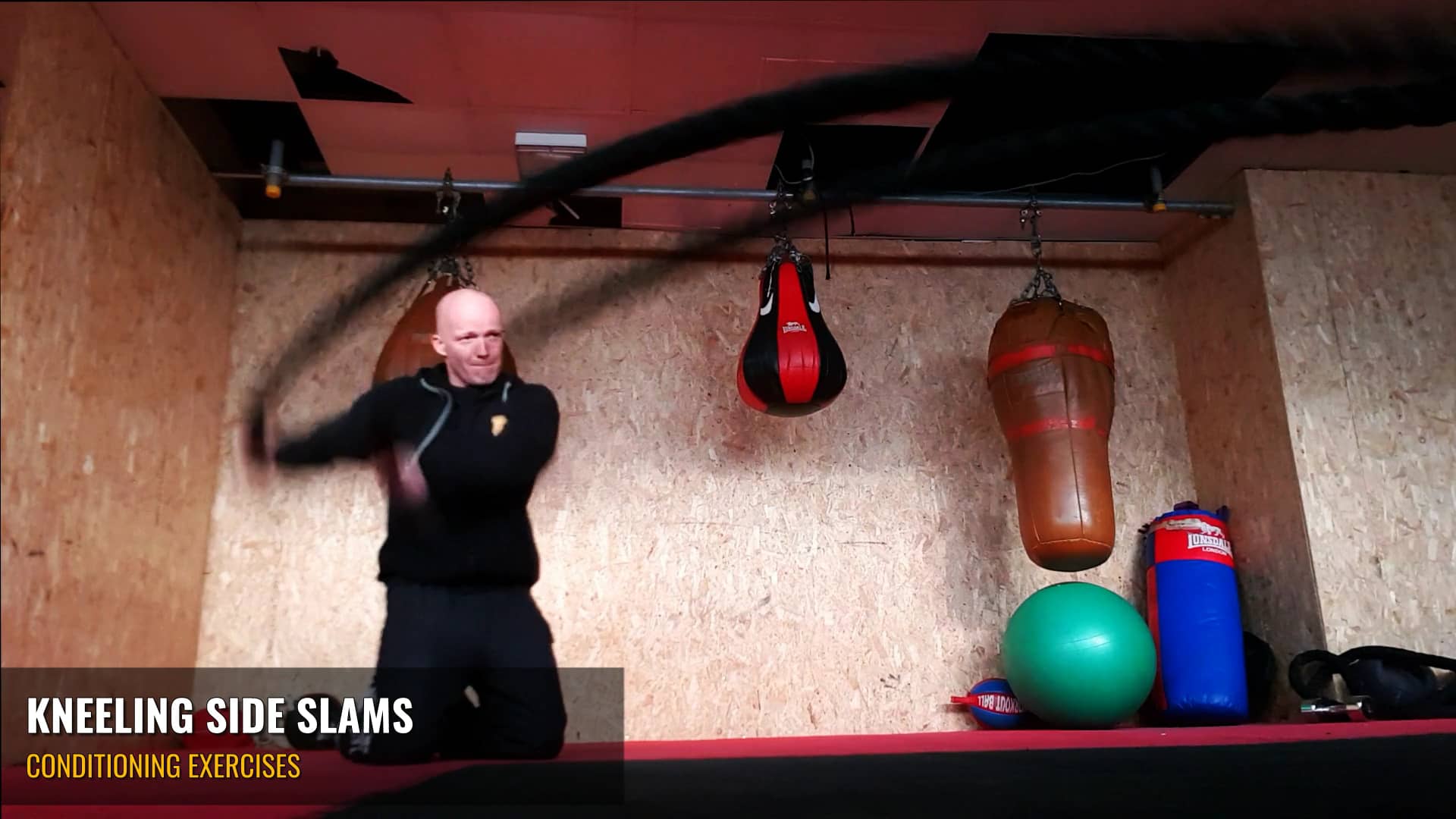 KNEELING BATTLE ROPE SIDE SLAMS on Vimeo