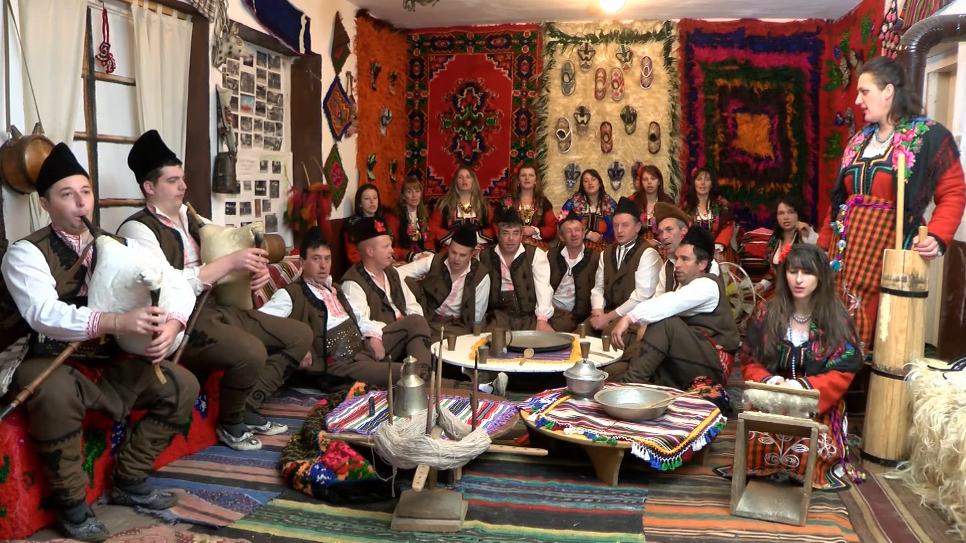 UNACHE LUDO I MLADO_Mix folklore group for sprig arts Liaskovchani ...