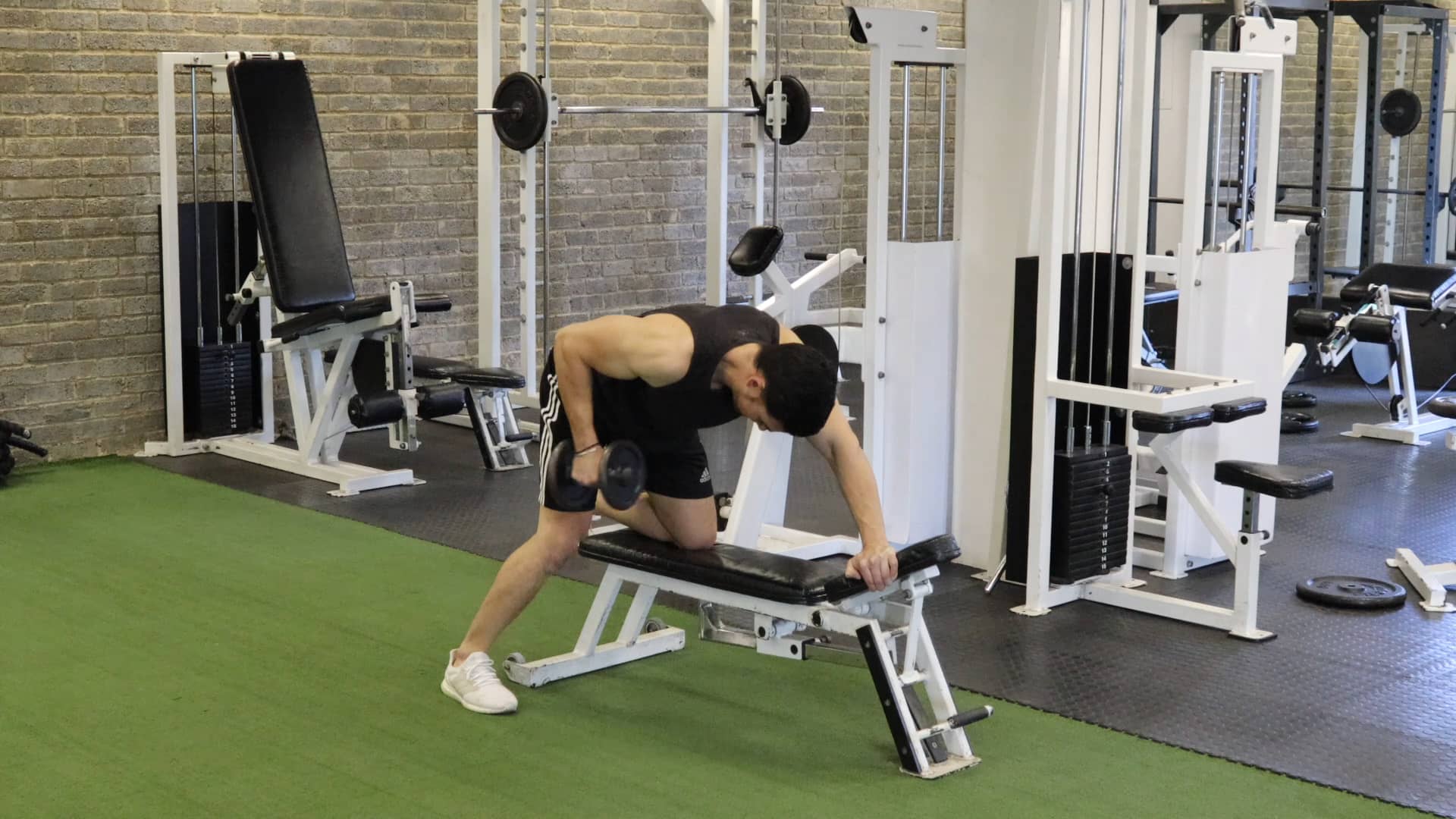 Single Arm Tricep Kickback - Dumbbell on Vimeo