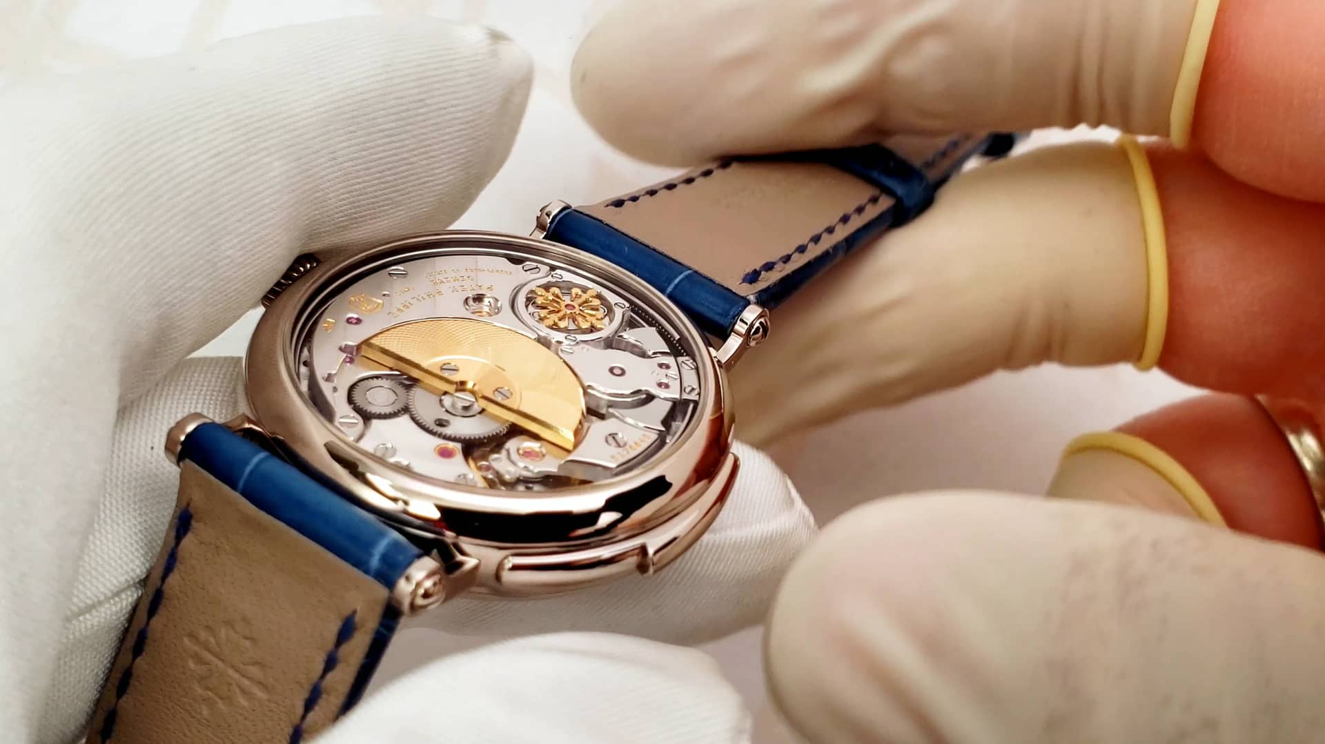 Patek Philippe 7000/50G-001 Minute Repeater White Gold Bird on Vimeo