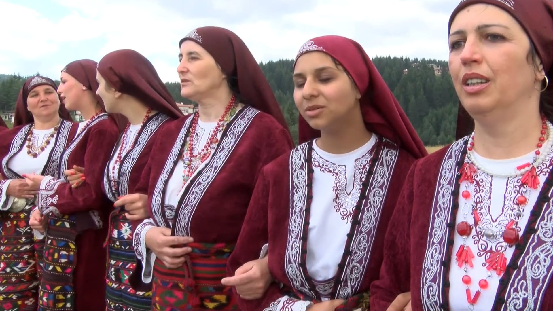 SAN NE MI DOHOZHDA_ Folklore group Dospat _Ivan Vazov Community center ...