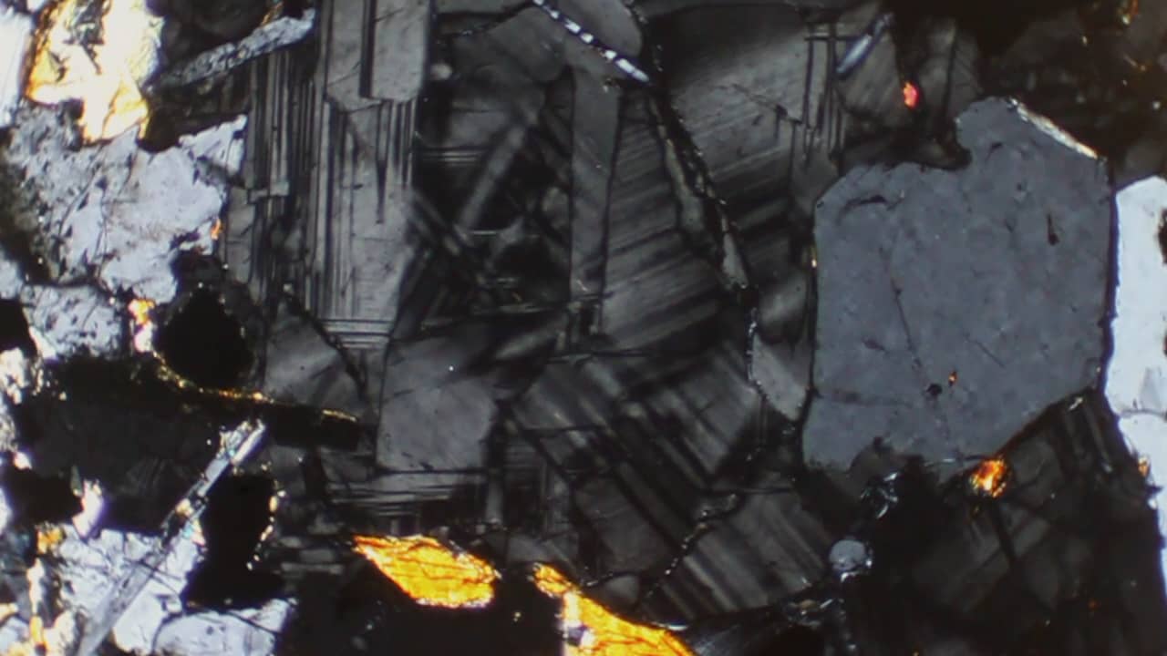 leucite in thin section FKM-218 XP on Vimeo