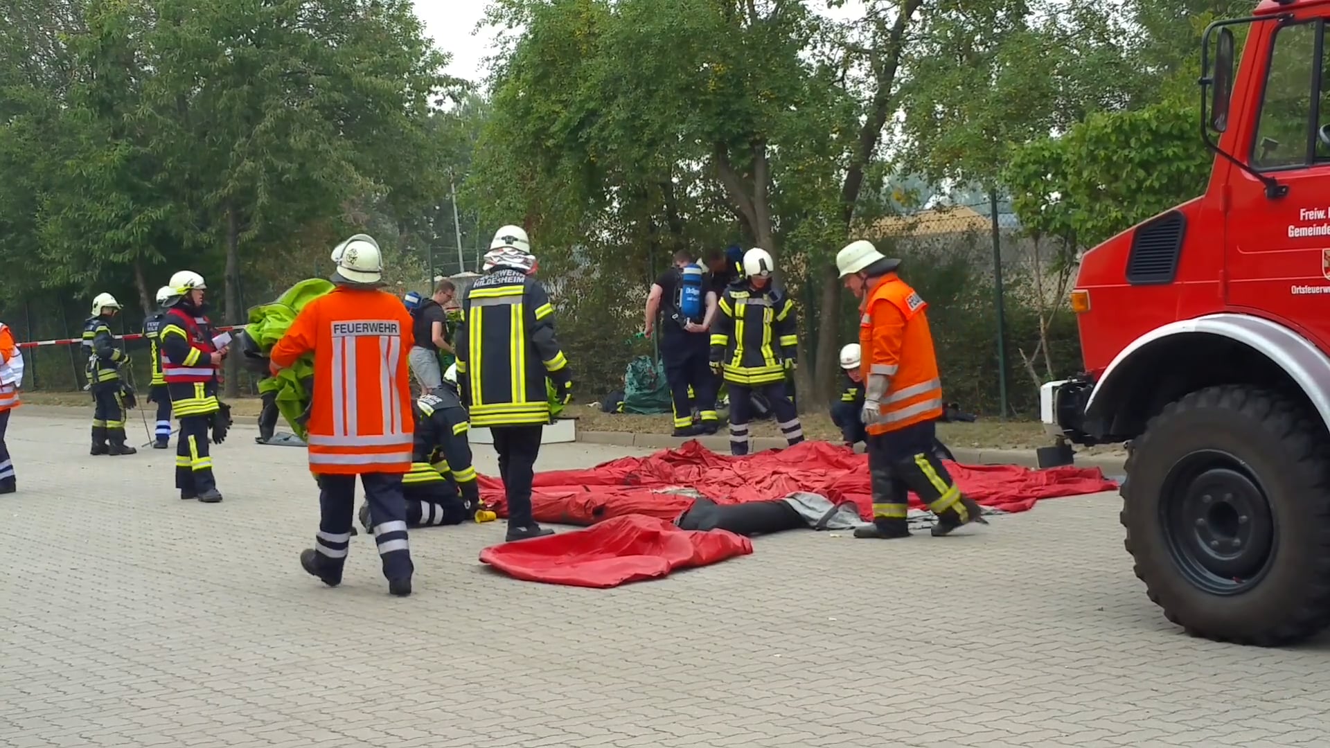 Die Feuerwehr übt den Ernstfall on Vimeo