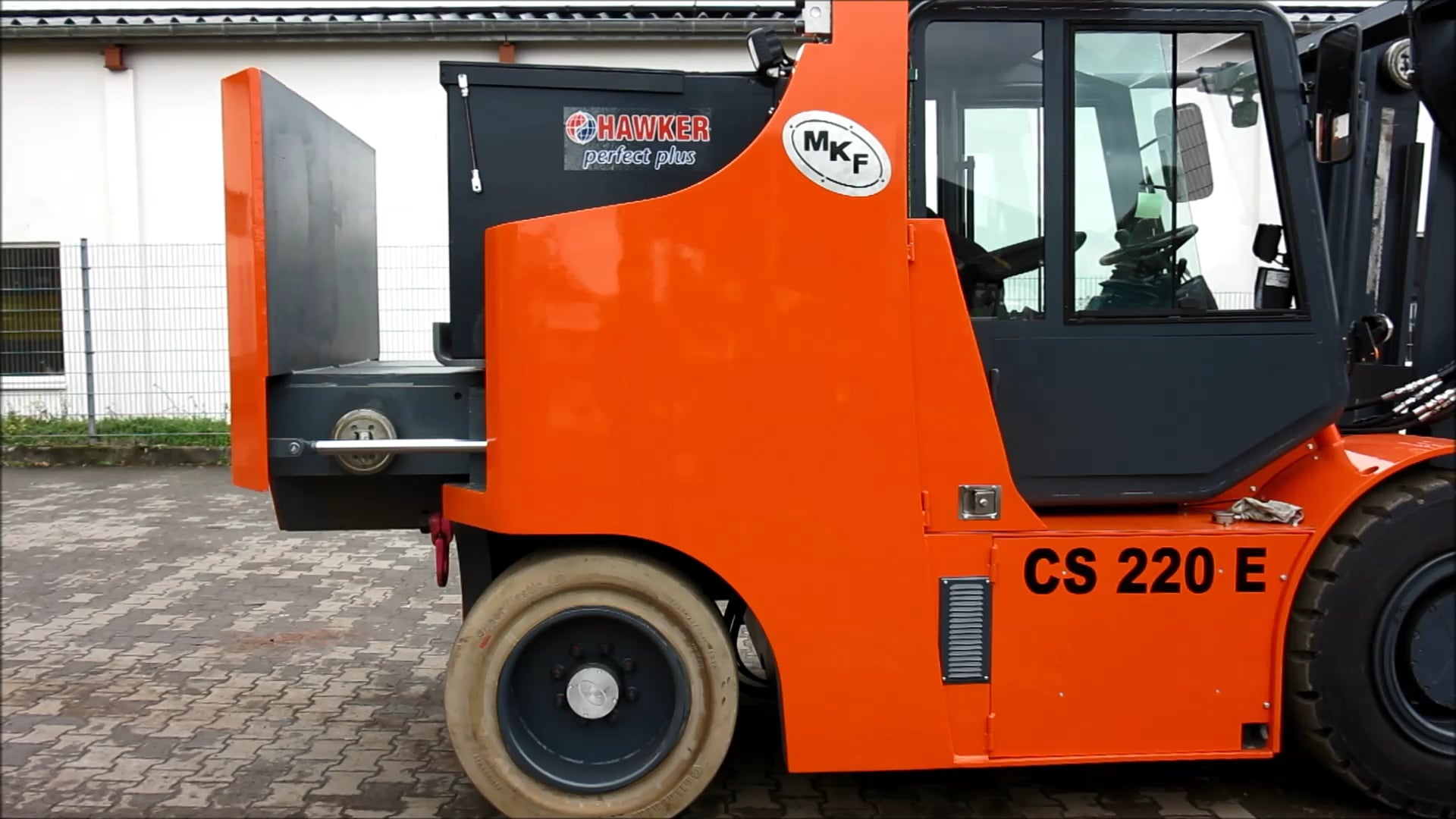 MKF Kompaktstapler mit ausfahrbarem Kontergewicht on Vimeo