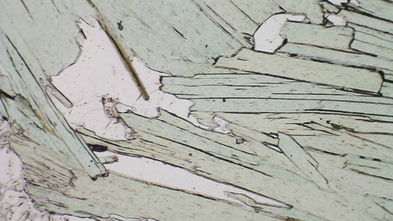 muscovite ("fuchsite") in thin section FKM-312 PPL polarizer rotation ...