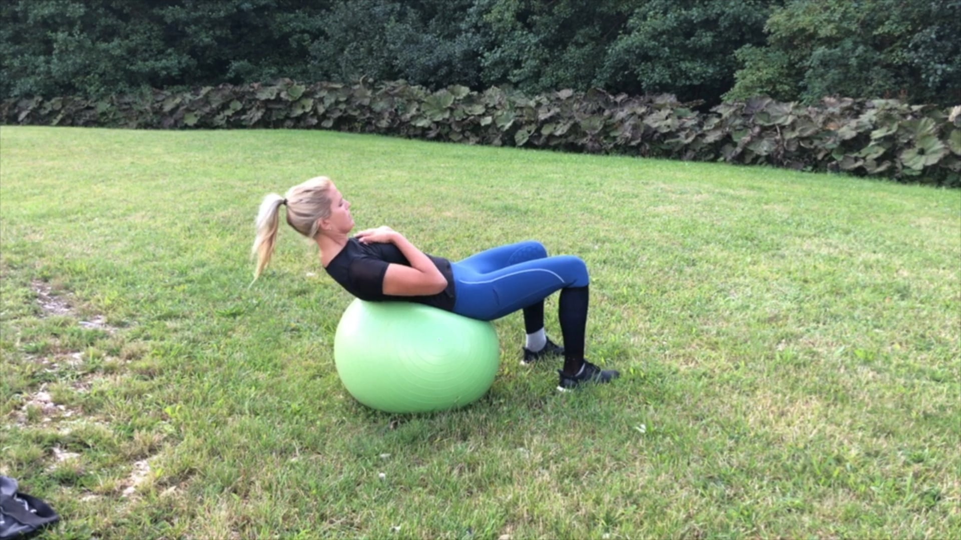 Situps/crunch på pilatesboll | Ridely