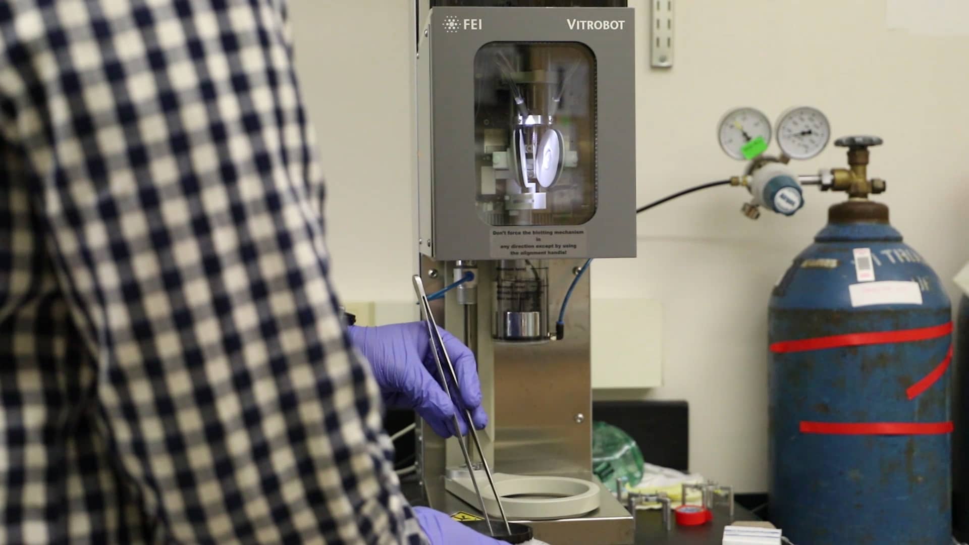 CryoEM101: Grid preparation with a Vitrobot on Vimeo