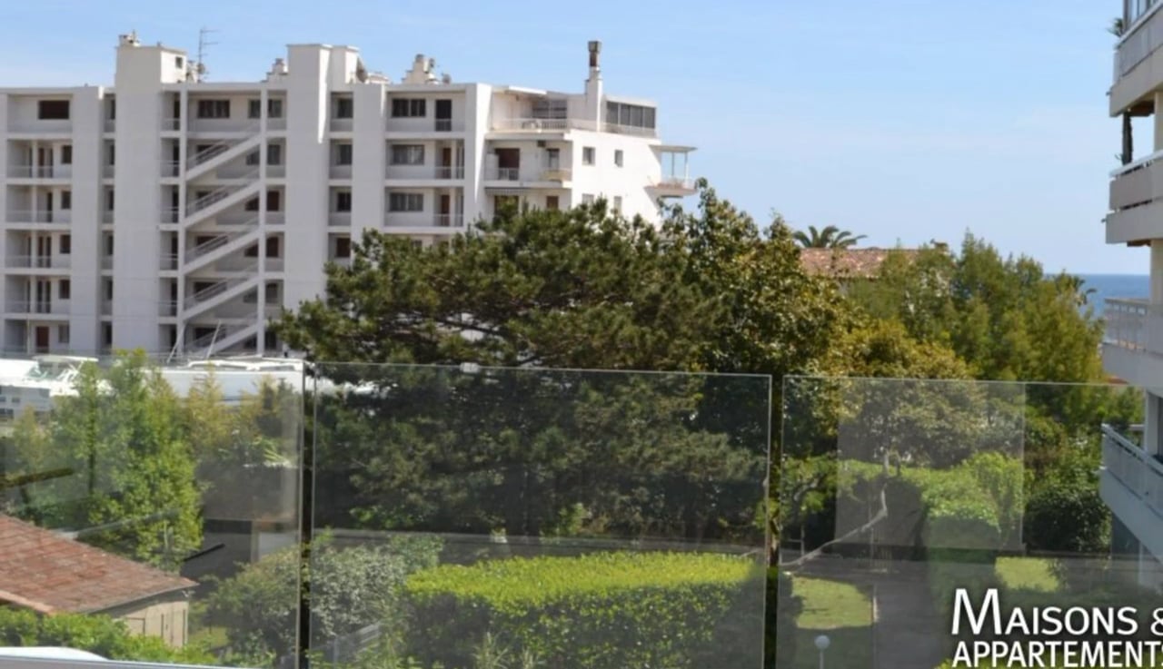 GOLFE JUAN - APPARTEMENT A VENDRE - 250 000 € - 40 m² - 2 pièces on Vimeo