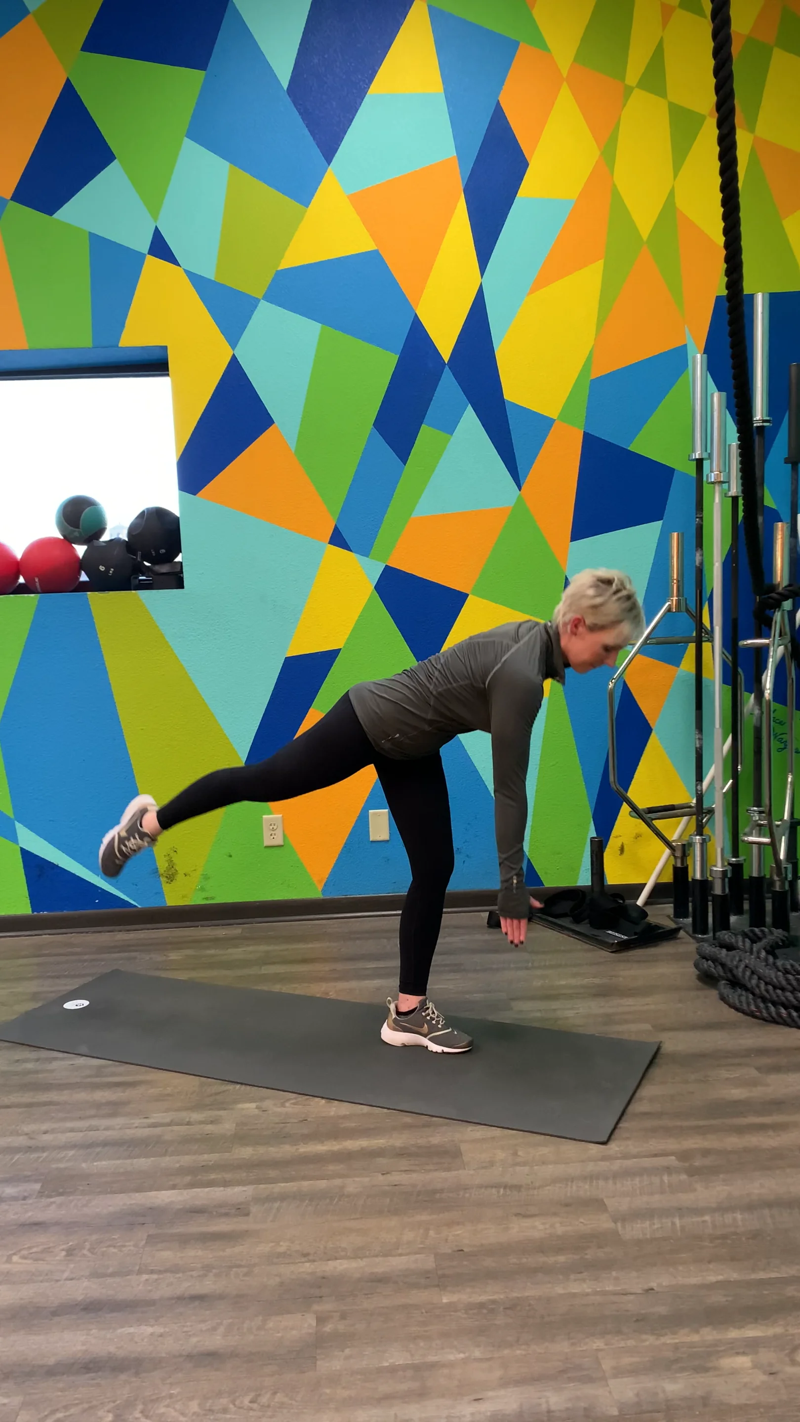 Single leg toe touch