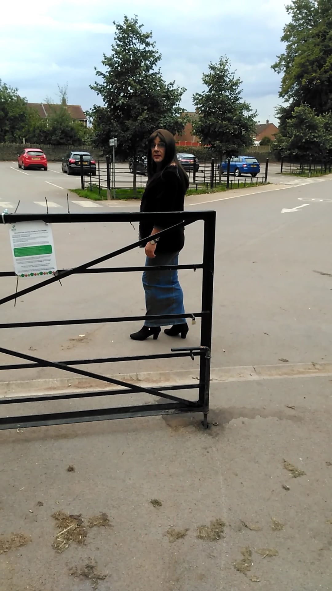 37276296885_bc12a6b29a_vmA hobble skirt walk in the park on Vimeo