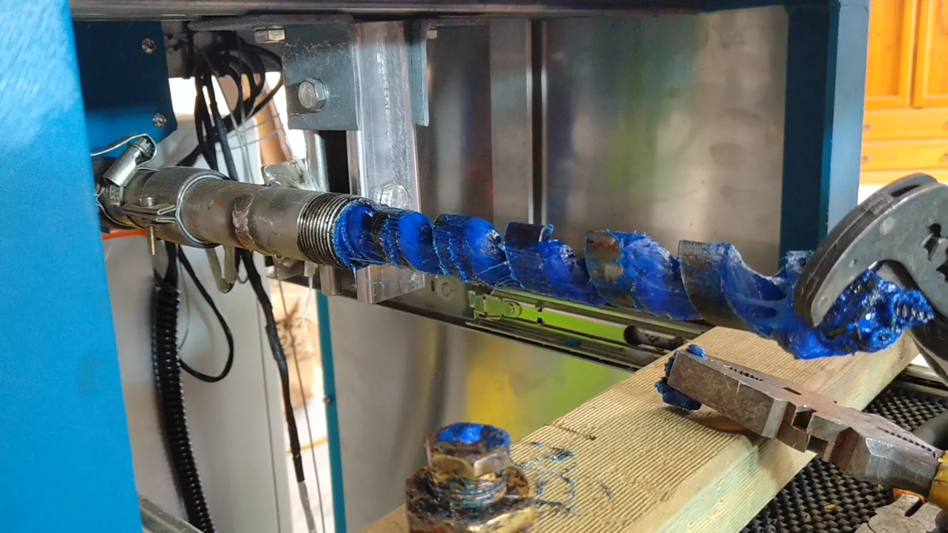 Shruder Mk2_Barrel_Extrusion_Screw_Cleaning