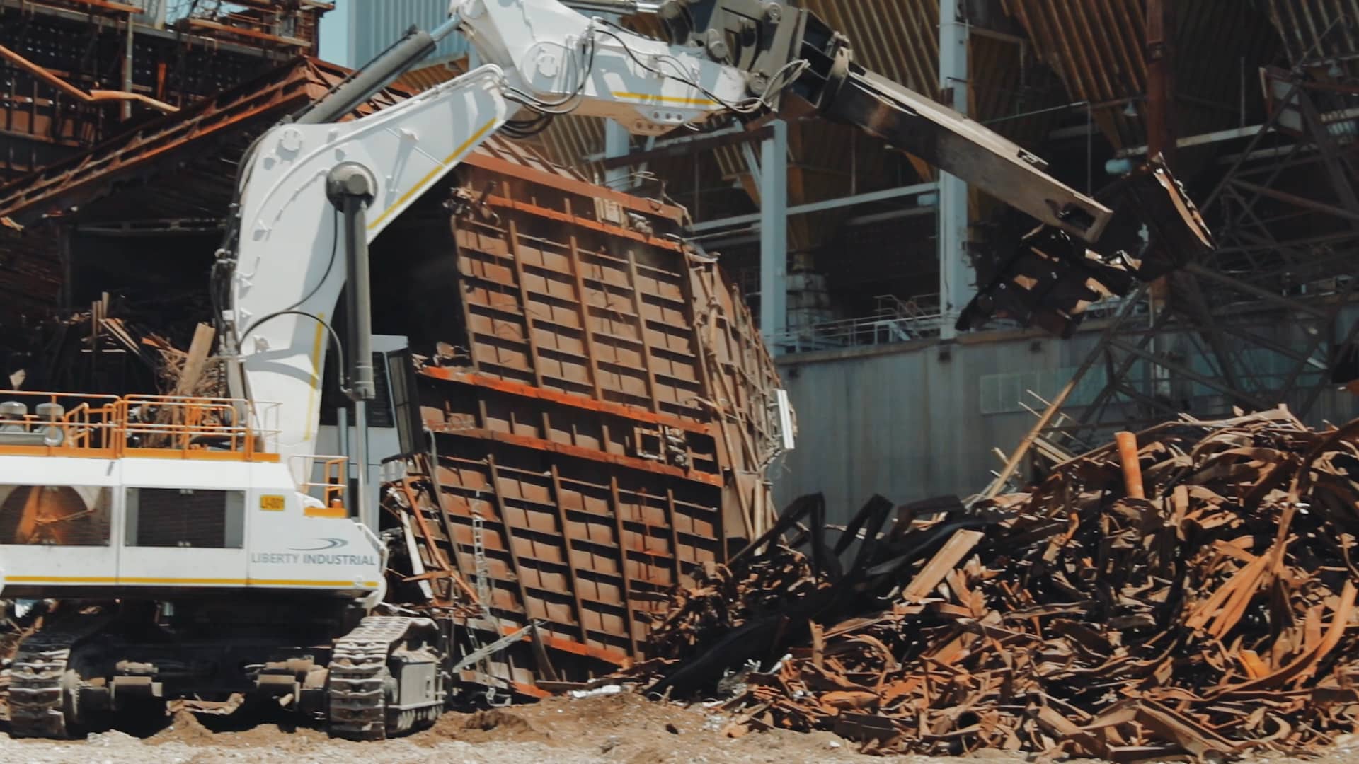 Liebherr R994 Demolition Excavator with GXT 2555R Shear on Vimeo