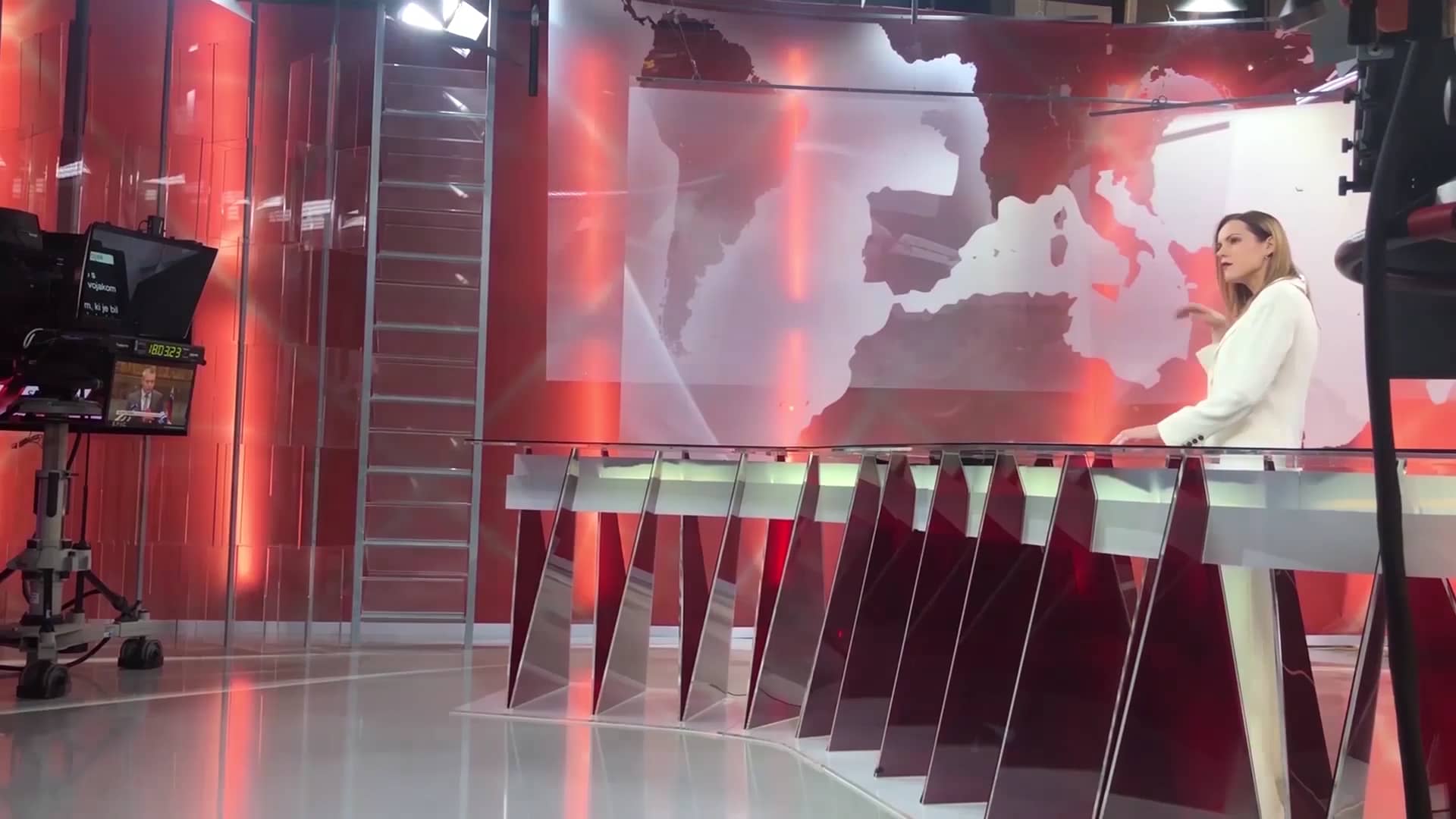 Televizijski novinar v odnosu z voditeljem on Vimeo