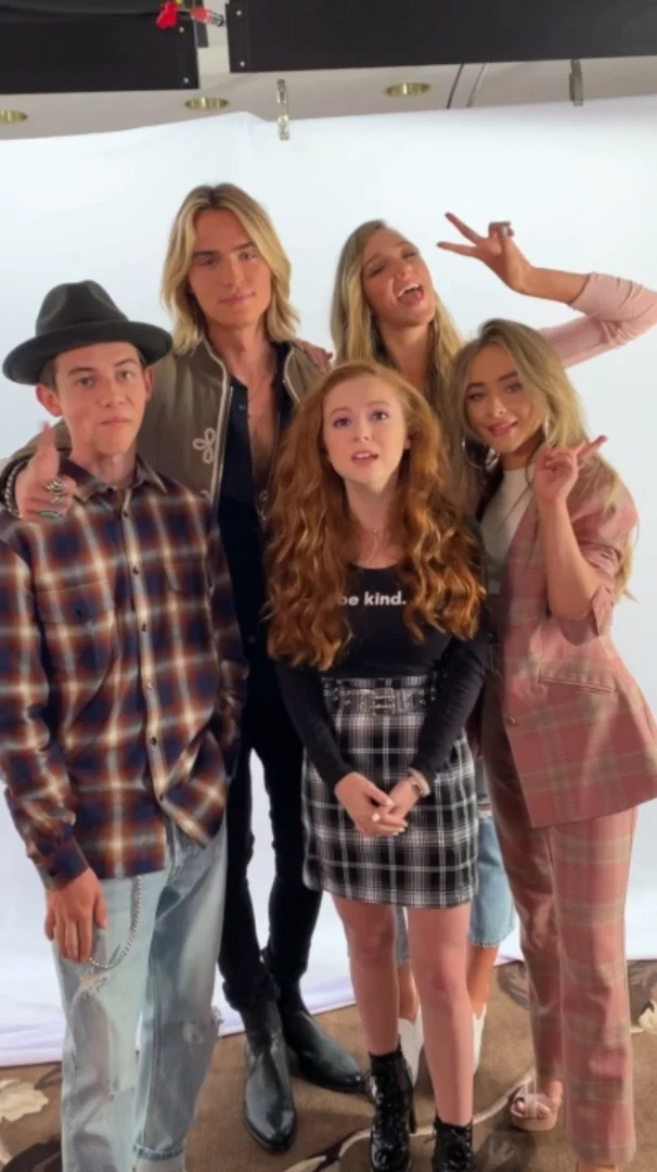 Francesca - Netflix Tall Girl Swipe-Up on Vimeo