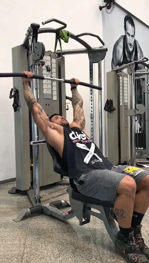 Pullover Sentado Banco 45 de Costas on Vimeo