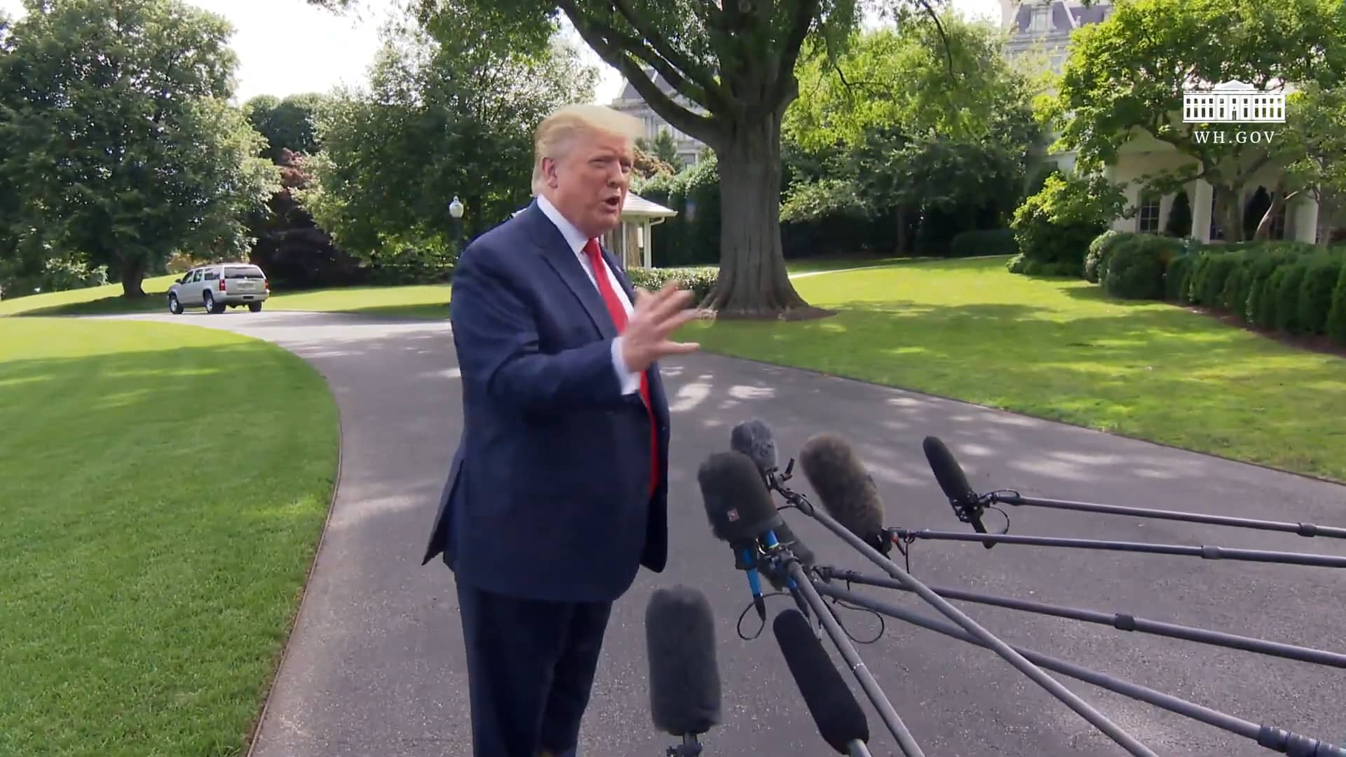 Press Gaggle: Donald Trump Speaks to the Press Before Marine One ...