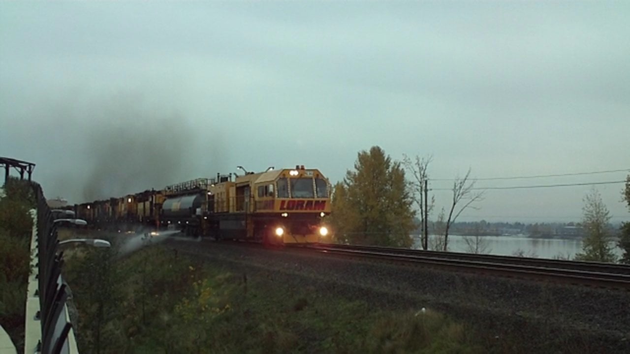 BNSF LORAM Rail Grinder near Vancouver WA - 11/25/2008 on Vimeo