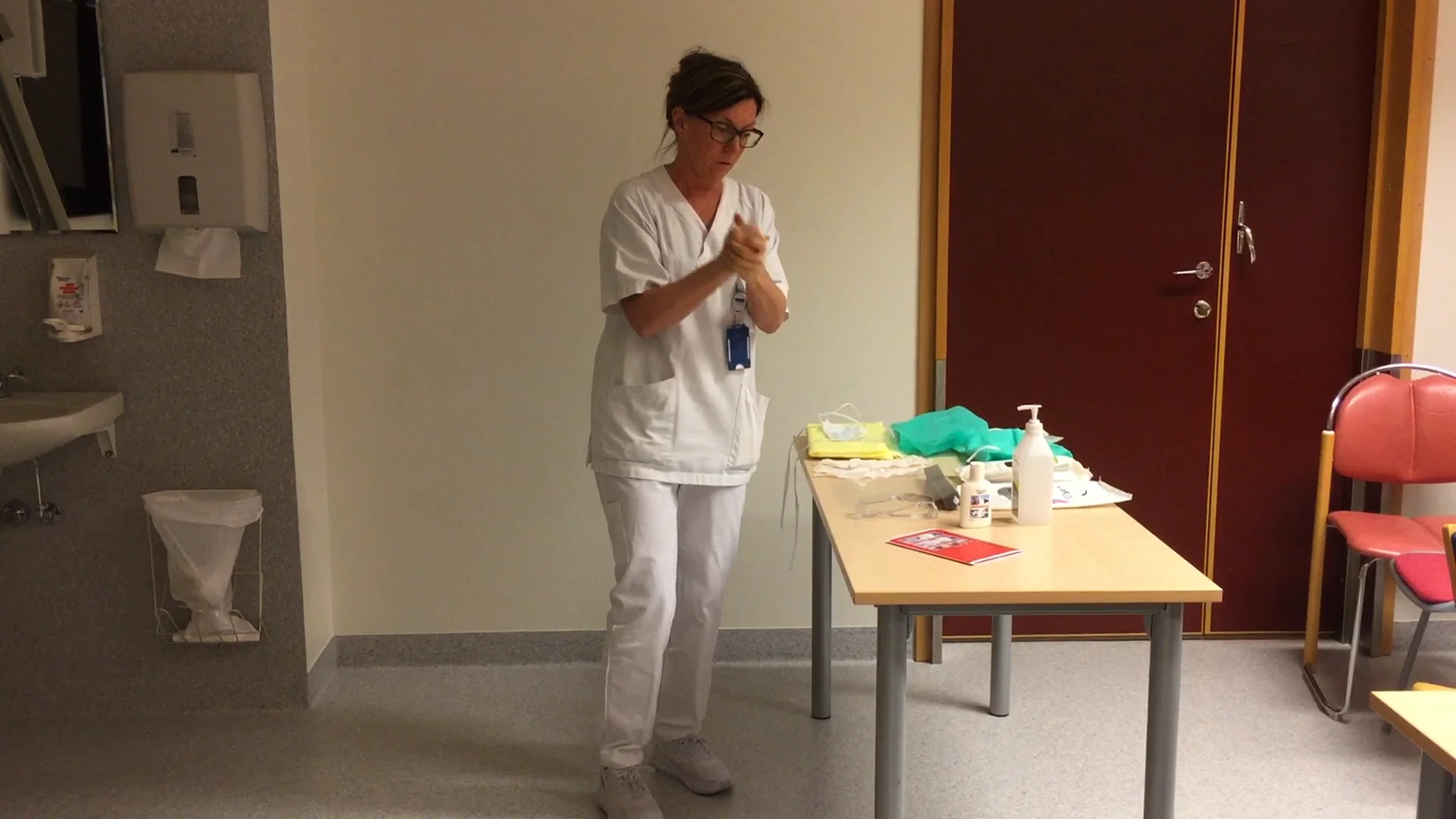 Ta på smittevernutstyr