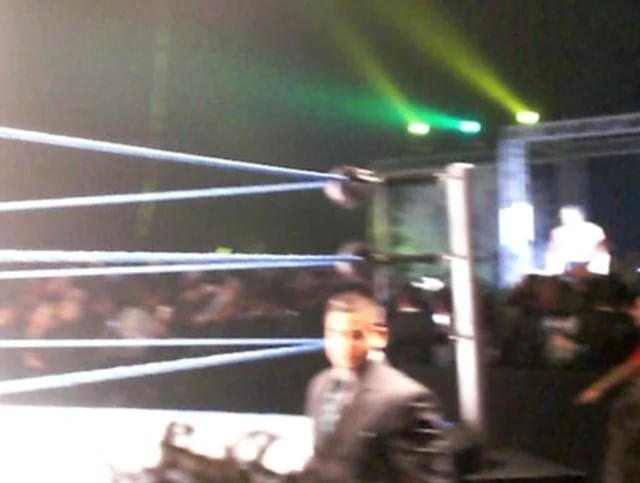 Entrées de Ryan Braddock puis de The Great Khali lors du show WWE ...