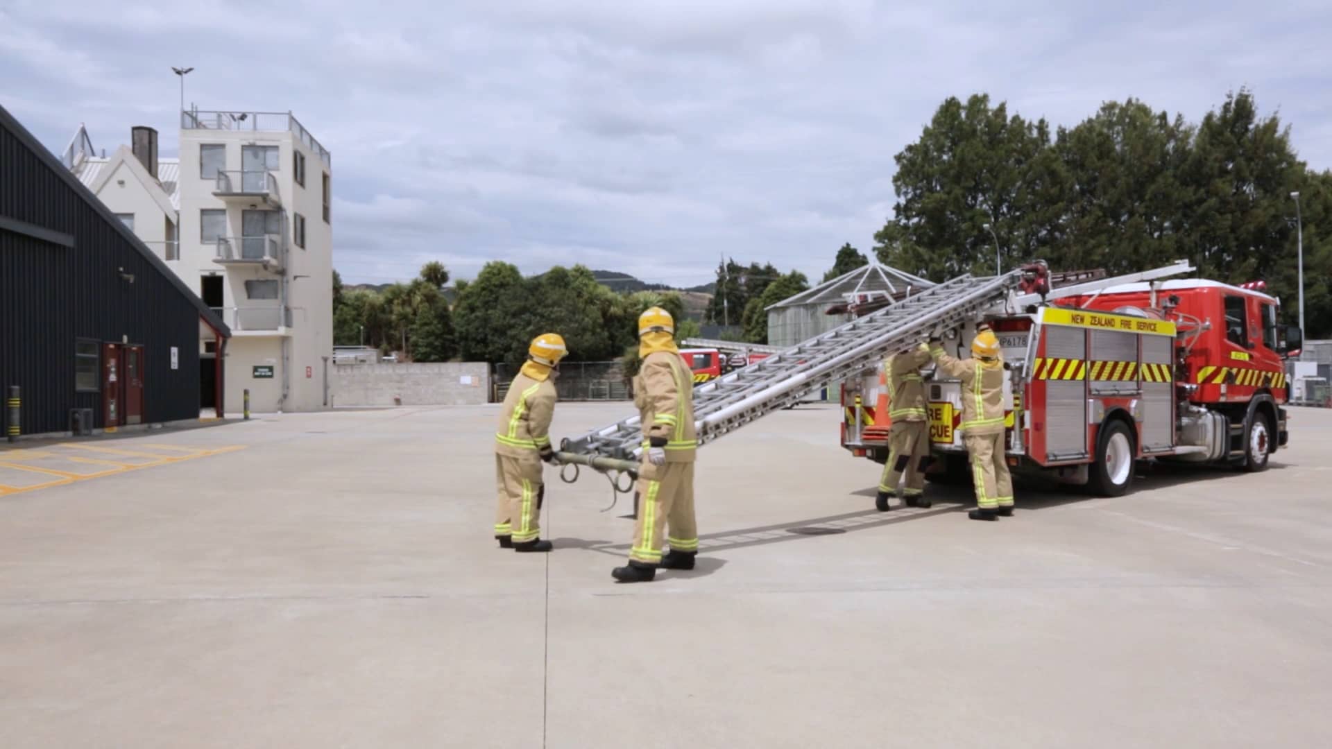 Operating an Angus 464 ladder on Vimeo