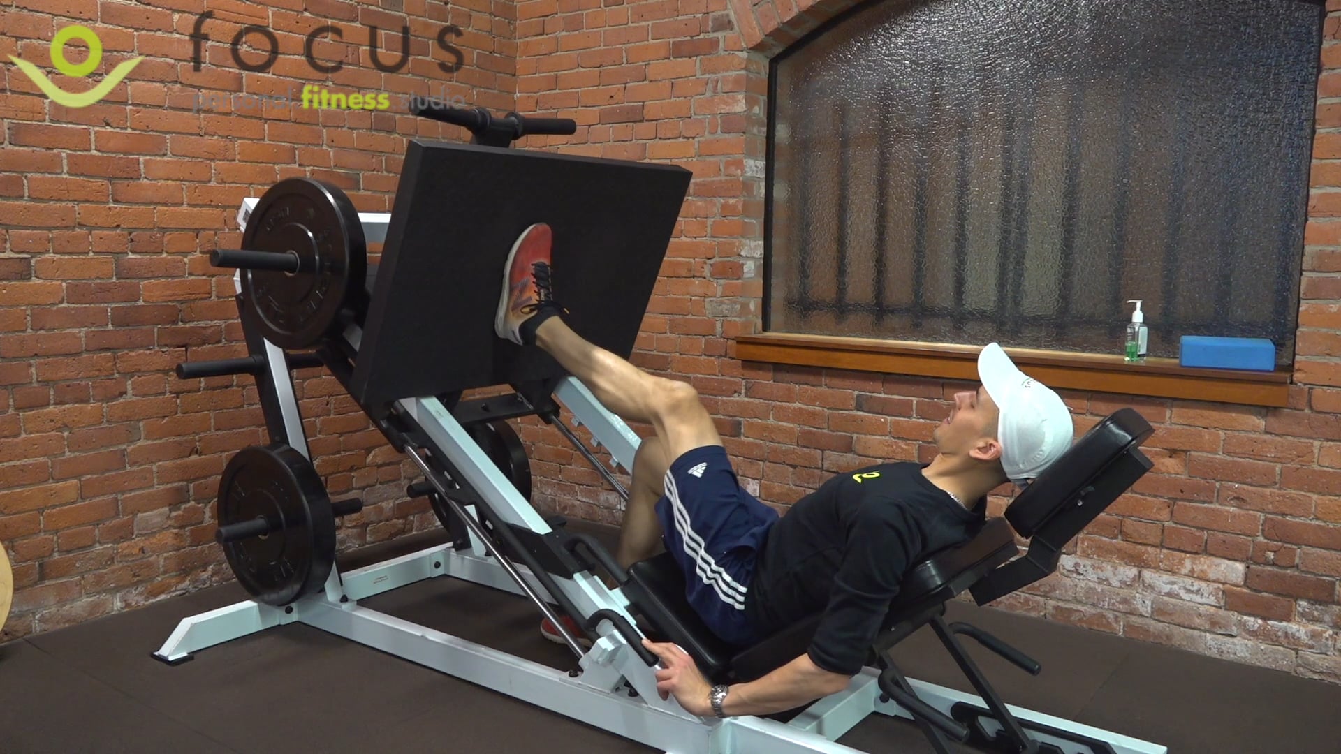 Leg Press Machine (Single Leg) on Vimeo