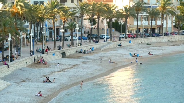 Más de 40 vídeos en HD y 4K gratis de Personas En La Playa y Playa ...