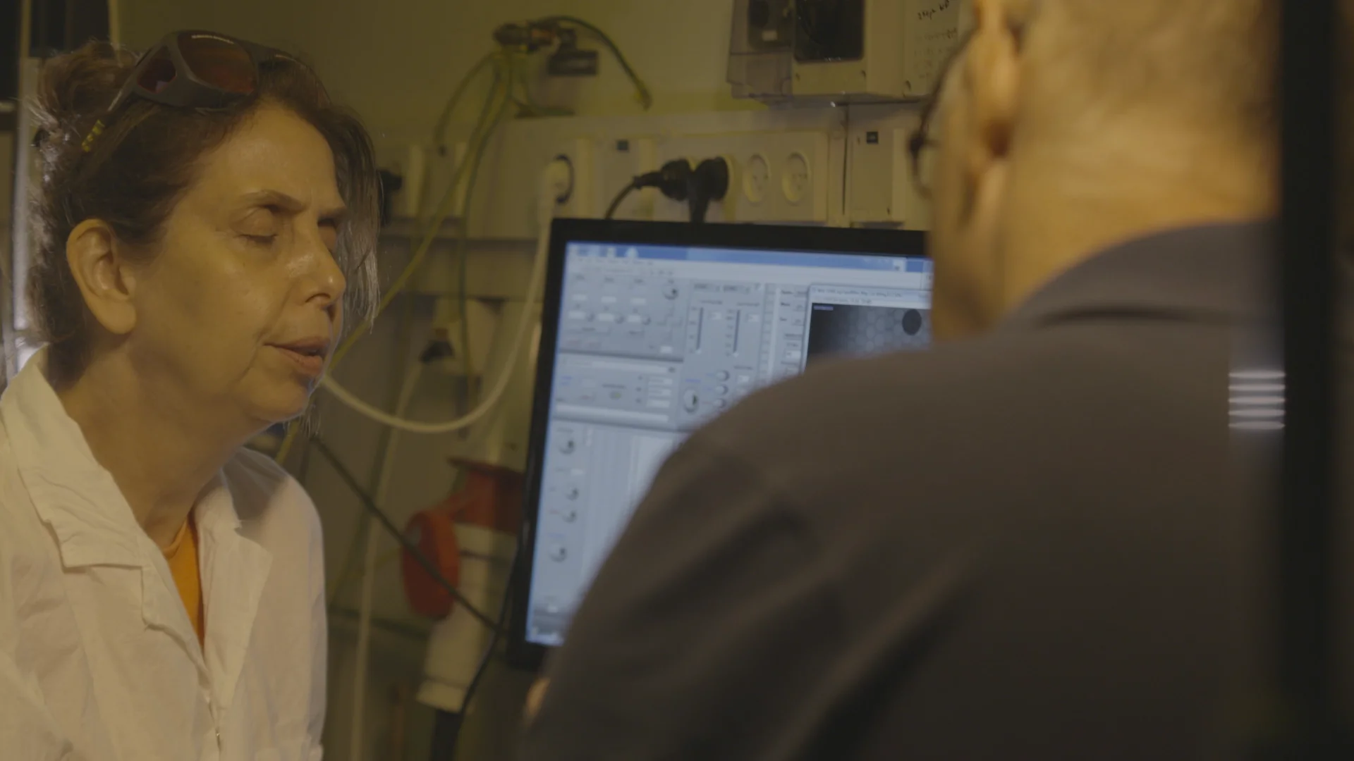 Roi Bar-Ziv - Roi Bar-Ziv lab, with woman Research Assistant on Vimeo