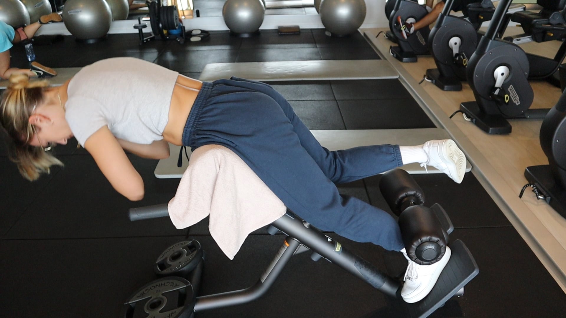 Single leg back extensions on Vimeo