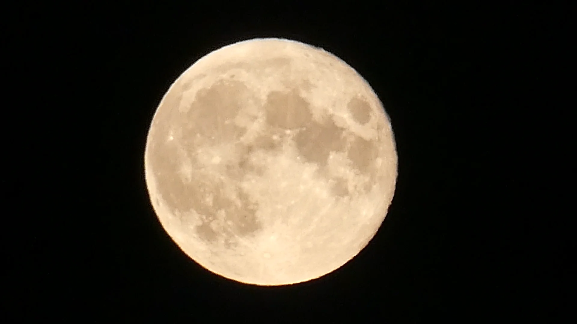 Zoom moon test with Panasonic Lumix TZ-95 on Vimeo