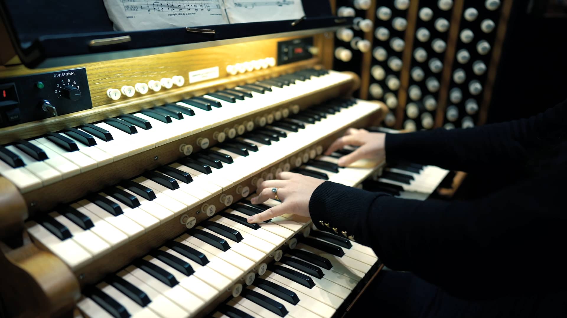 Rachel Mahon plays the organ of Coventry Cathedral on Vimeo