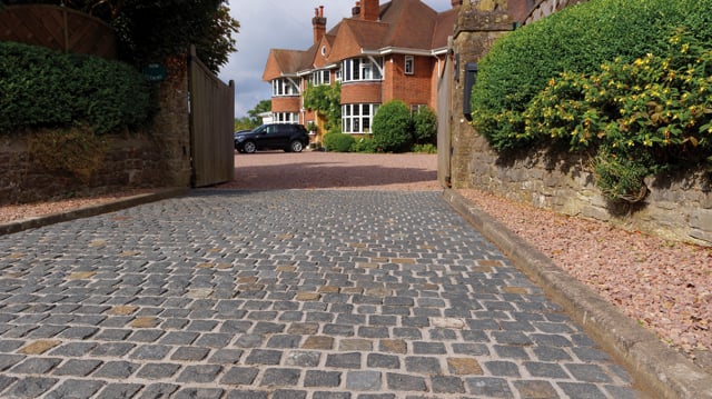 Pavestone - Pavestone Driveway Granite Setts on Vimeo
