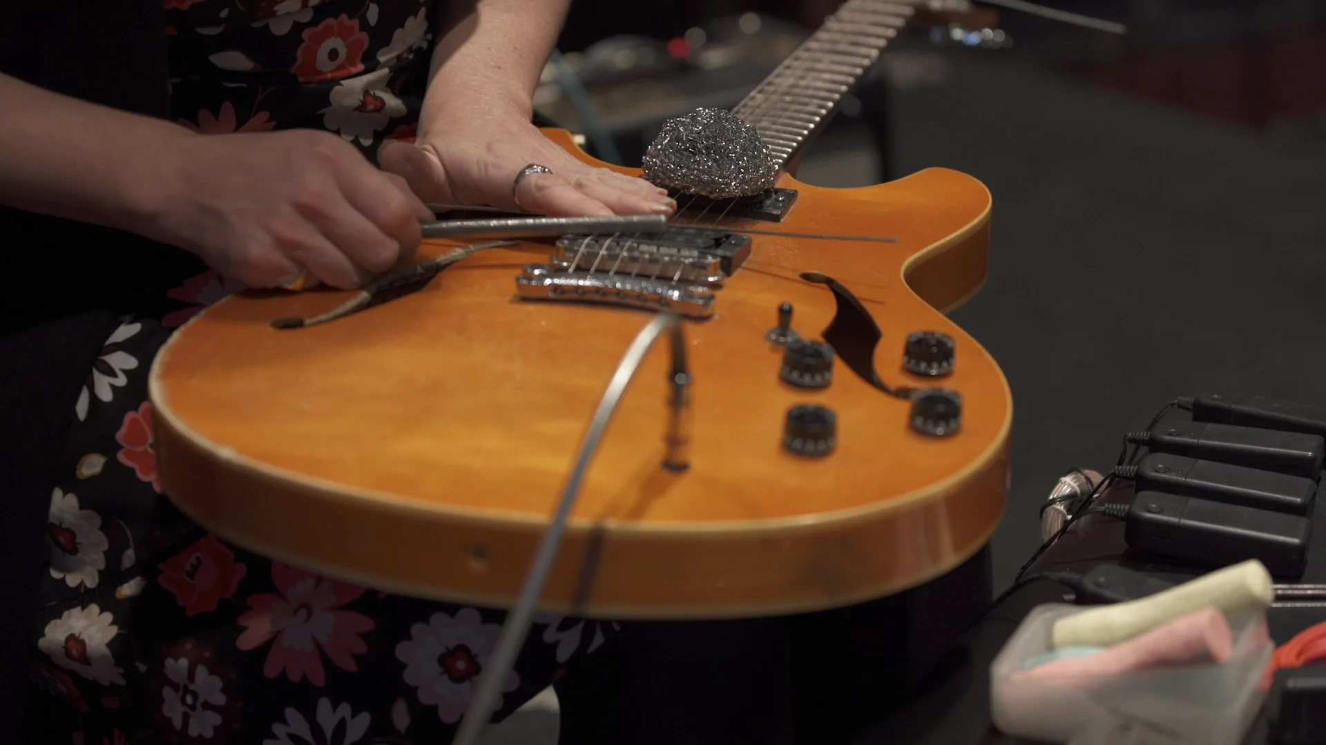 Sandy Ewen: Keith Rowe's Influence and Guitar Improvisation