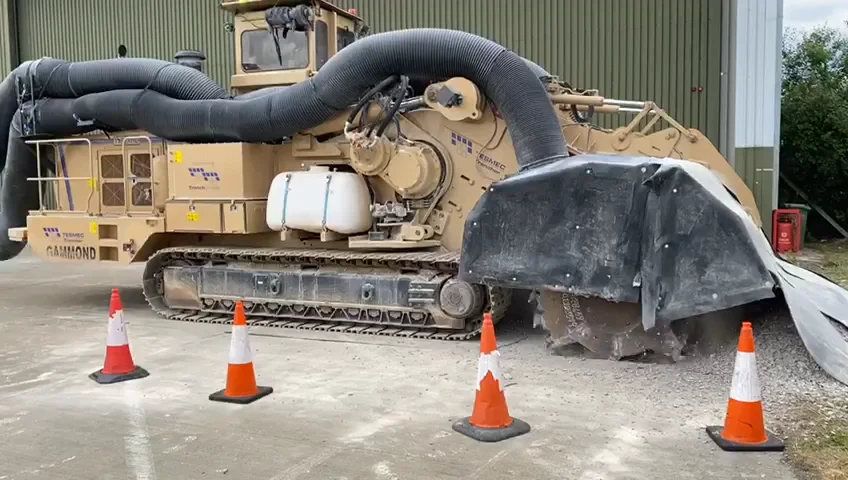 JMS-30-MDT - working alongside Tesmec Rock Hawg at Luton Airport UK on ...