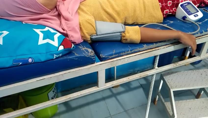 Girl injection on butt on clinic on Vimeo