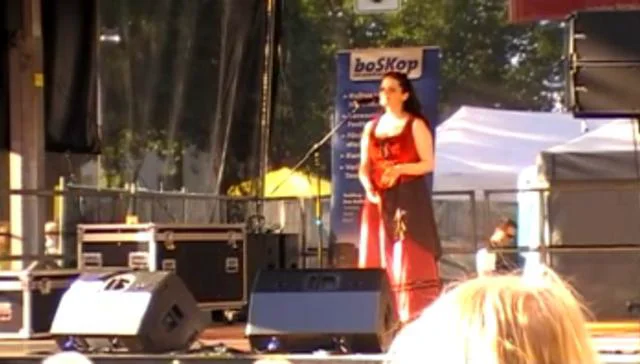 Erzählerin Melanie Goebel: Auftritt bei Bochum Total 2010 on Vimeo