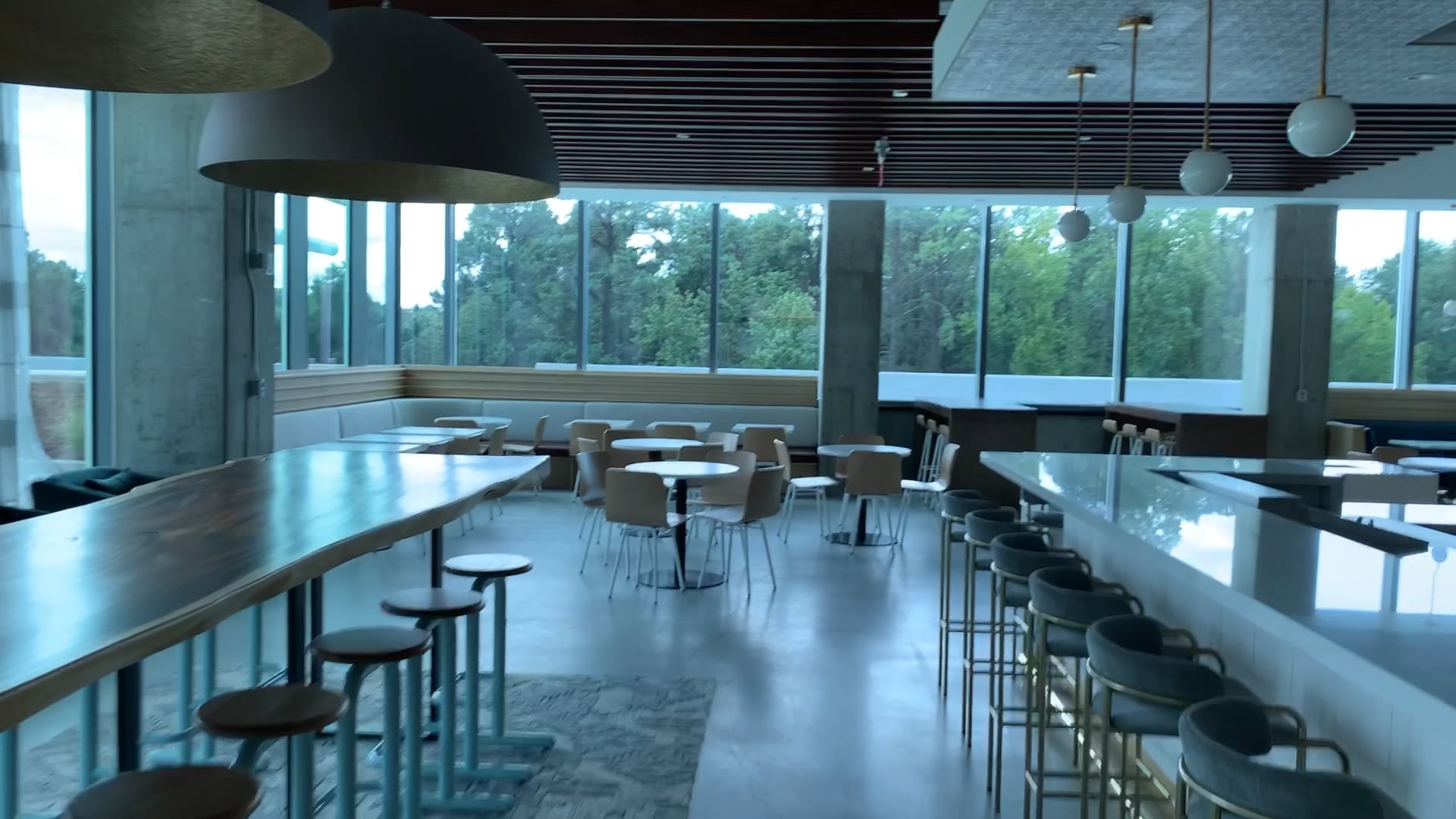4004 Perimeter Summit - Lobby on Vimeo