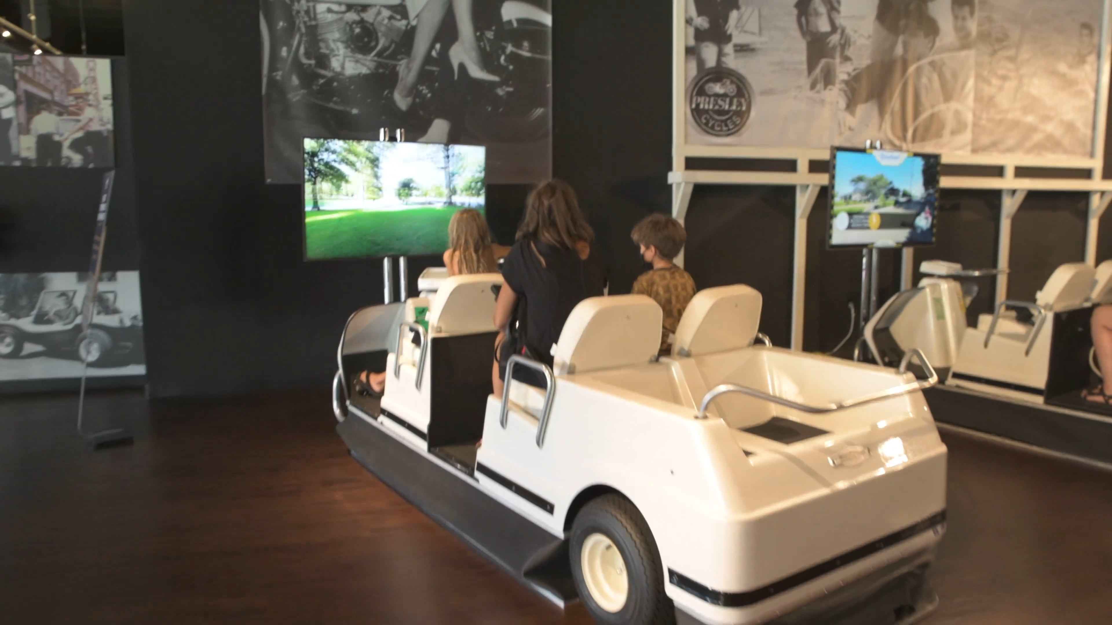 Elvis Presley's Interactive 360-Degree Golf Cart Ride Cart on Vimeo