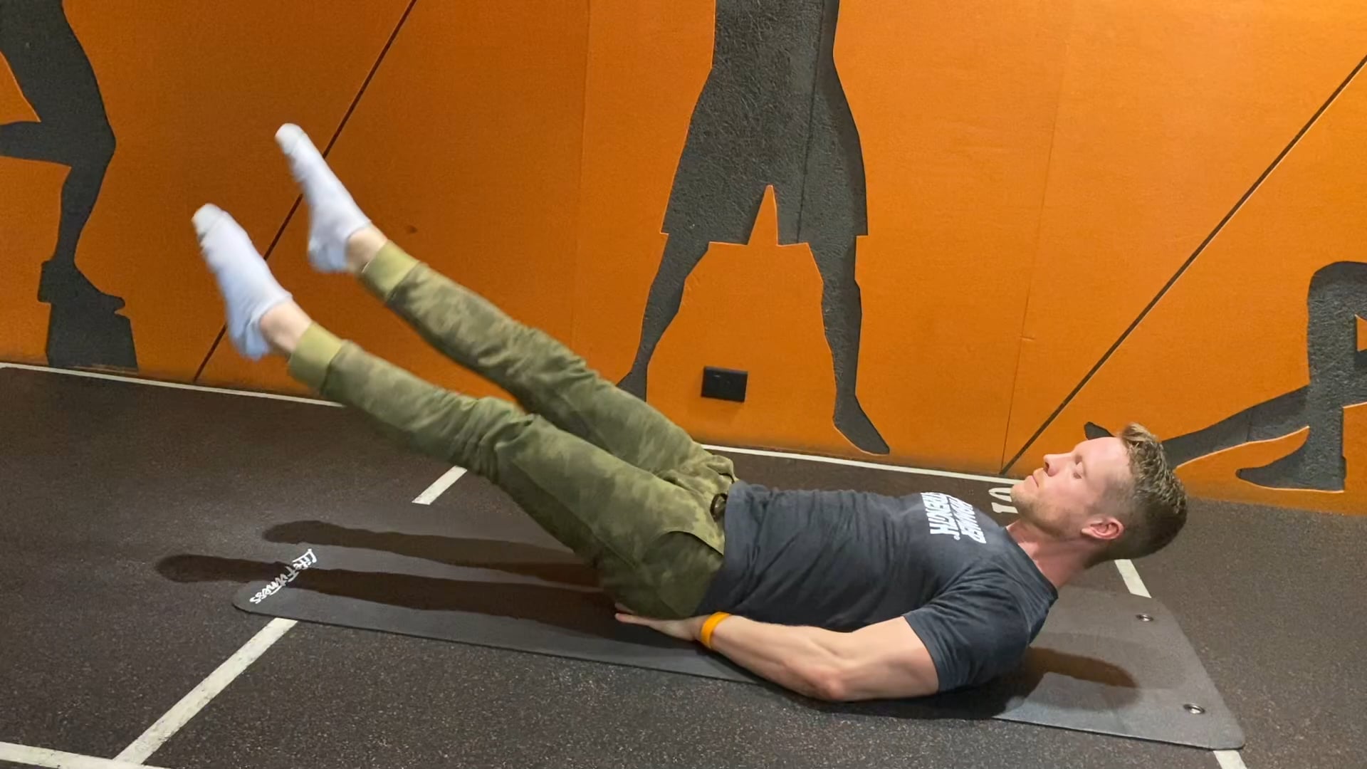 Lying Flutter Kicks (palms underneath) on Vimeo