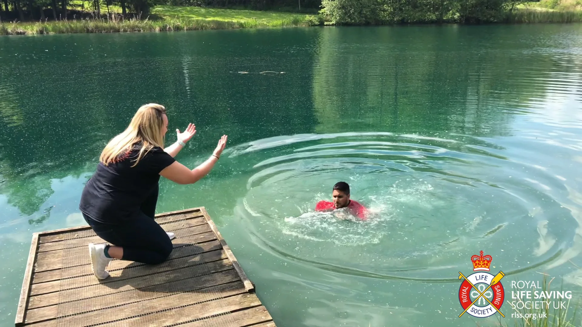 RLSS UK: How to perform a Shout & Signal Rescue