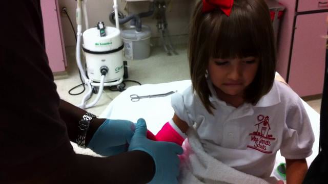 Lauren Gets a Hot Pink Cast on Vimeo